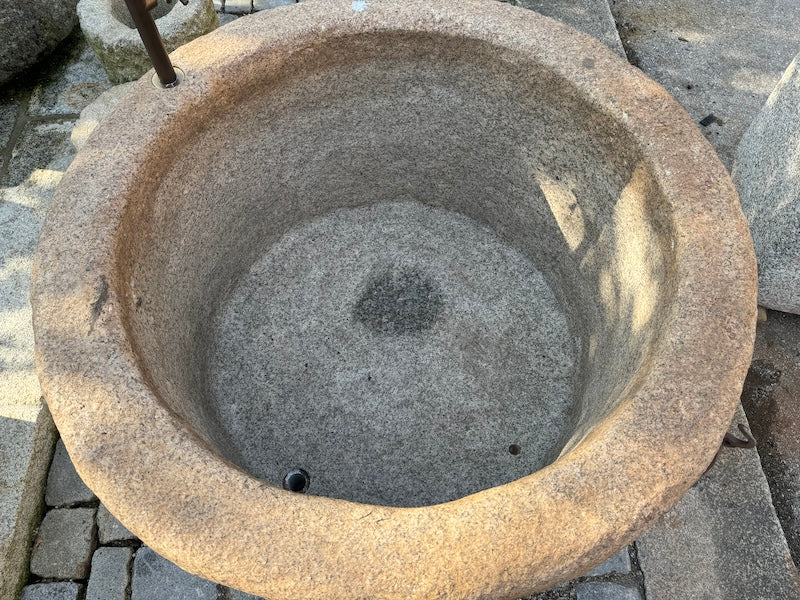 Steinbrunnen für den Garten - aus Granit - mit oder ohne Wasserhahn ...
